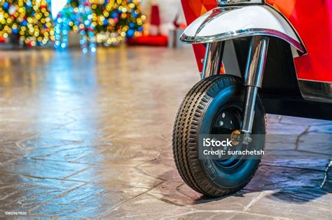 근접 촬영포커스 개념에 새로운 투 크 투 크 태국 전통 차 타이어 바퀴의 앞입니다 와 함께 다채로운 Bokeh 배경 0명에 대한 스톡 사진 및 기타 이미지 Istock