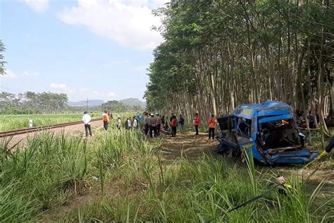 Cerita Di Balik Kecelakaan KA Probowangi Vs Minibus Di Lumajang Saat