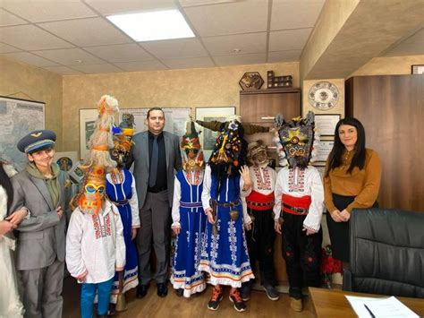 Деца облечени като кукери посетиха Община Костинброд Костинброд