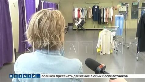 Мужчина средних лет подглядывает за девочками и девушками в примерочных кабинках торговых