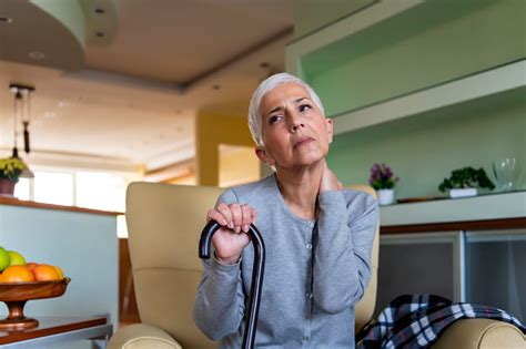 슬픈 노인 여성 할머니는 기억 생각 거리 생각에 나무 지팡이 모양에 몸을 잡고 앉아 화가 노인 여성 은퇴자 사용 걷는 막대기를 사용 외로운 버려진 느낌 고독 개념 가정