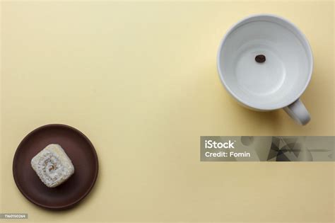 동양의 단맛이 가미된 베이지색 배경에 커피 알갱이가 있는 화이트와 브라운 컵 0명에 대한 스톡 사진 및 기타 이미지 0명 단일 객체 러시아 Istock