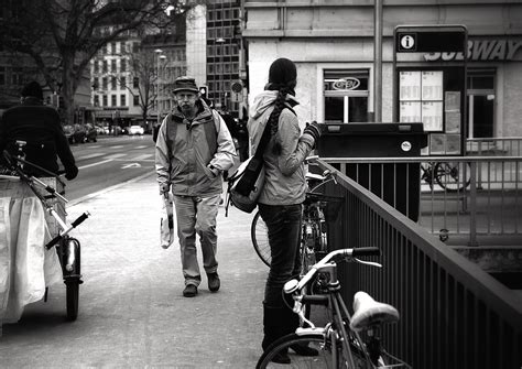 무료 이미지 겨울 검정색과 흰색 사람들 도로 화이트 사진술 자전거 시티 도시의 지하철 차량 검은 단색화 Bw 솔직한 디지털 카메라 하부 구조