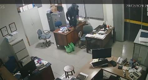 Vídeo mostra bandido dentro de escritório de posto de combustíveis