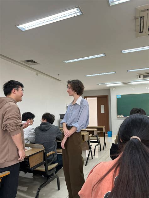 美到學生搶上課！課堂出現「天菜級捲髮外師」 絕美正臉「法式慵懶穿搭」根本文藝片女主角 ️ 新奇爆報