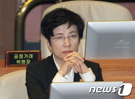 최저임금법 개정안 표결 기다리는 김영주 뉴스1