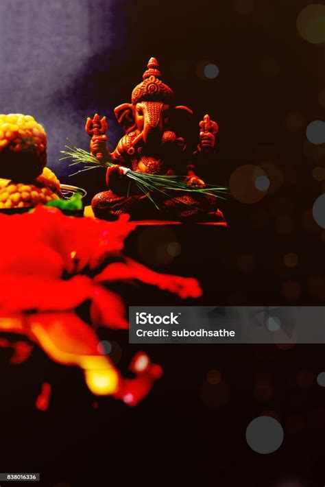 주 님 코끼리 우상 Pooja 또는 Puja Thali Bundi Laddu Modak Durva 및 Jasvand 히 비 스커