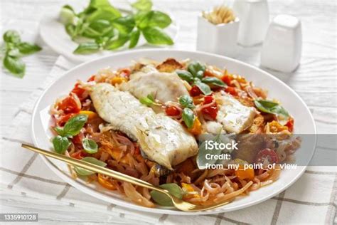 아쿠아 파자는 토마토와 화이트 와인 기반 소스를 곁들인 이탈리아식 데친 생선으로 회향 허브 바삭바삭한 크로스티니 빵을 흰색