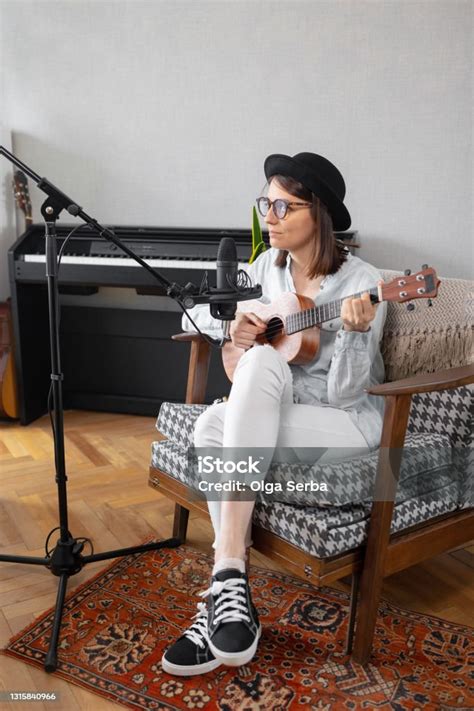팟캐스트 음악 오디오 콘텐츠 제작 기타 또는 우쿨렐레와 모자에 아름다운 유럽 여성 팟 캐스터 라디오 호스트 녹음 팟 캐스트 또는 콘텐츠 Dj에 대한 스톡 사진 및 기타