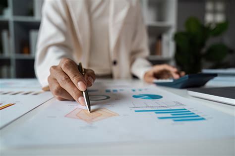 비즈니스 전문가 분석 현대 사무실 환경에서 그래프와 차트를 사용한 재무 데이터 Future Investment Initiative에 대한 스톡 사진 및 기타 이미지