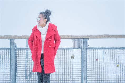 야외에서 붉은 모피 코트에 눈을가지고 노는 아름 다운 젊은 여자 귀여운에 대한 스톡 사진 및 기타 이미지 귀여운 내리는 눈