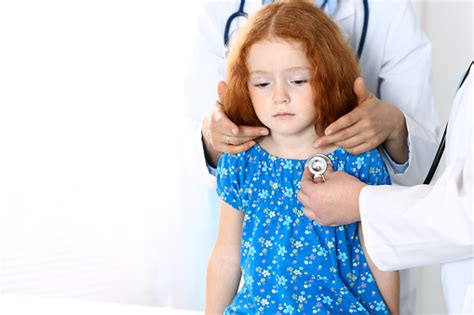 의사가 청진 기를 가진 어린 소녀 검사입니다 의학 및 건강 관리 개념 소아과 의사에 대한 스톡 사진 및 기타 이미지 소아과 의사 아이 검사 보기 Istock