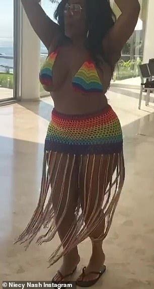 10 Sexy New Niecy Nash Bikini Pics