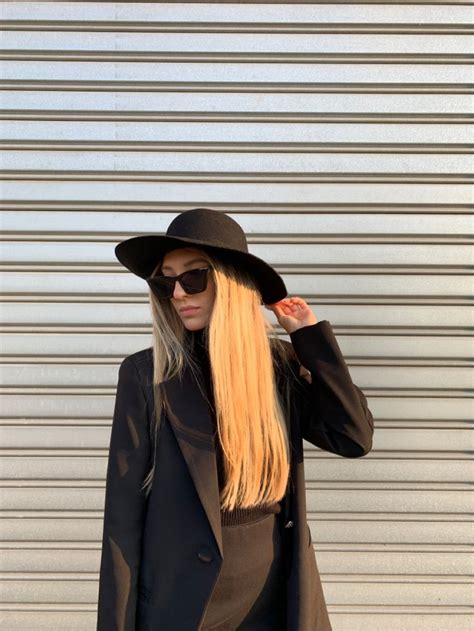 Instagram Aesthetic Microinfluencer Blondehair Black Blazer