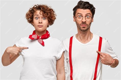 Мужчина и женщина в белых футболках позируют Бесплатно Фото