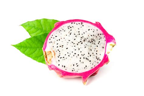 흰색 배경에 고립 된 녹색 잎과 잘 익은 드래곤 과일을 슬라이스 피타야 또는 피타하야 0명에 대한 스톡 사진 및 기타 이미지