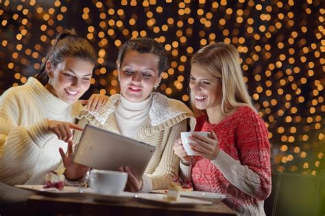 Grupo De Meninas Felizes Olhando Para Um Tablet Pc Em Um Interior De