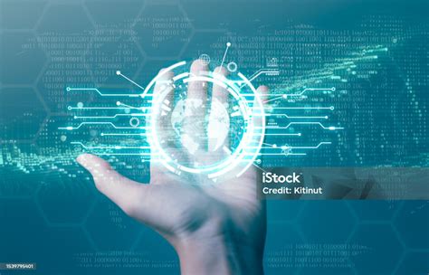 가상 지구 홀로그램을 들고 있는 사업가 디지털 정보 기술 개념입니다 소셜 네트워크 디지털 마케팅 네트워크 전송 컴퓨터 과학 및 금융 인공 지능 개념에 대한 스톡 사진 및