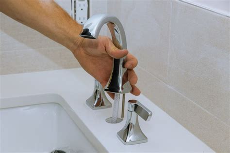 Comment remplacer un robinet cassé