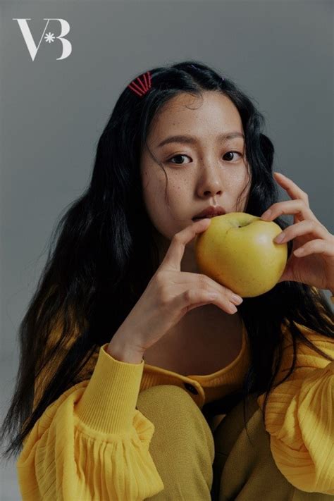 韩国女艺人高旻示最新杂志写真雀斑妆出镜