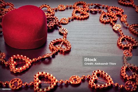 검은 색 배경에 빨간 벨벳 하트 모양의 선물 상자와 빨간 구슬 발렌타인 데이 공간을 복사합니다 0명에 대한 스톡 사진 및 기타 이미지 Istock