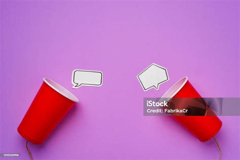 보라색 배경에 음성 거품이있는 플라스틱 컵과 끈으로 만든 장난감 전화 컵에 대한 스톡 사진 및 기타 이미지 컵 전화 실 제작물 Istock