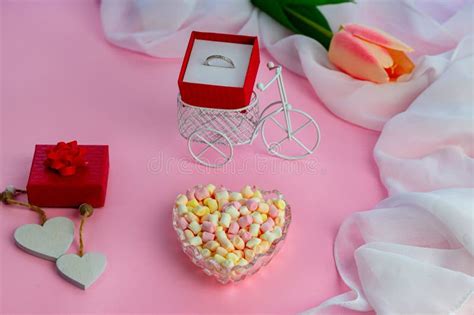 Marshmallows Brancos E Coloridos Caixa De Presente Vermelha Em