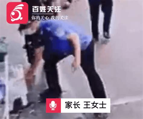 城管收走男孩写作业的桌子，并称“以后专门整治你这家”，官方：该商户多次违规，不存在暴力执法