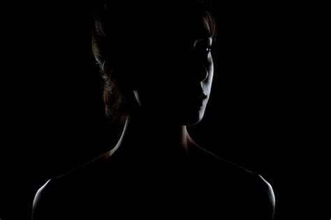 아름다운 갈색 머리 소녀의 실루엣 윤곽 어두운 배경에 사이드 조명 스튜디오 초상화 여자에 대한 스톡 사진 및 기타 이미지