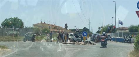 Scontro Alla Rotonda Di Via DellArmellino Ad Anzio Almeno Due I Feriti