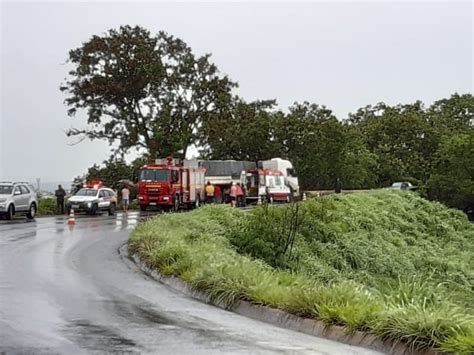 Arcos Acidente Entre Uma Carreta E Um Carro Deixa Duas Mulheres