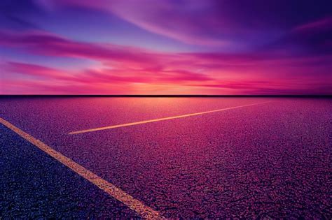 Um pôr do sol roxo colorido uma estrada para o céu uma borda