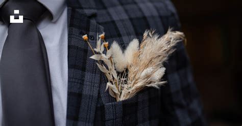 양복을 입고 부토니에와 넥타이를 매는 남자 사진 Unsplash의 무료 갈색 이미지