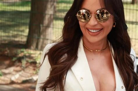 „Убави ти се“ Цеца го „прошета“ длабокото деколте добро како добар ден фото Вистина мк