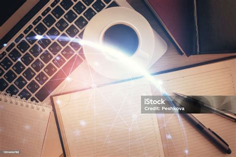 데스크톱 배경의 컴퓨터를 통해 소셜 네트워크 홀로그램 도면 맨 위 보기입니다 이중 노출 개념에 대한 스톡 사진 및 기타 이미지