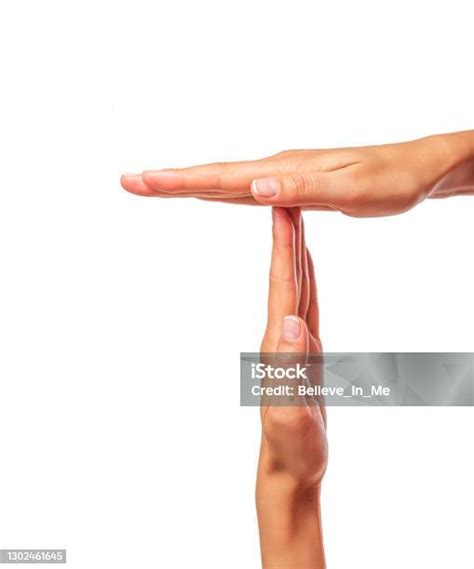 여성의 손은 흰색 배경에 격리 된 시간 표시 기호를 보여줍니다 개념에 대한 스톡 사진 및 기타 이미지 개념 그림 이야기