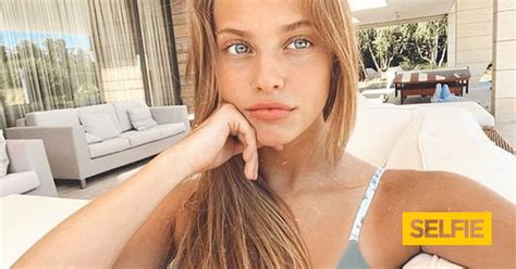Margarida Corceiro mostra boa forma em desfile de biquínis à beira da piscina SELFIE