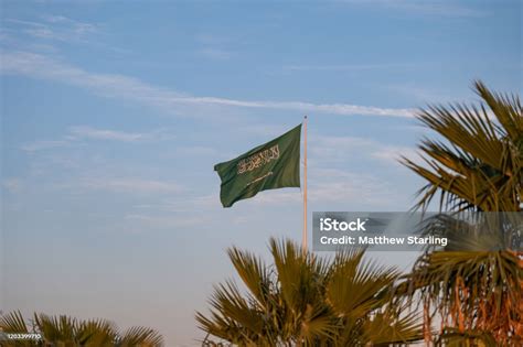 風に手を振るサウジアラビア国旗アルコバールサウジアラビア東部 サウジアラビア国旗のストックフォトや画像を多数ご用意 サウジアラビア国旗