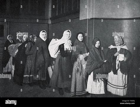 Immigrants Arrive At Us Customs At Ellis Island New York Usa 1910