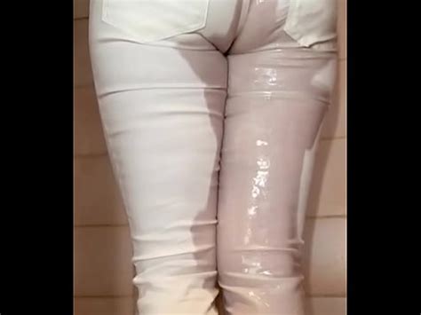 Recopilación videos mojados y orinados desesperados en jeans bragas y