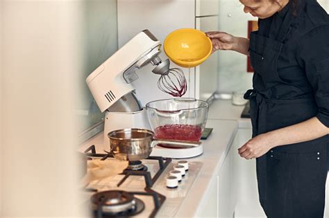 젊은 아름다운 혼합 인종 여자는 가벼운 현대 부엌 가정에서 마시멜로를 준비하고있다 20 24세에 대한 스톡 사진 및 기타 이미지