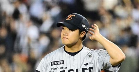 사진 정우주 연장 10회 잘 막았다