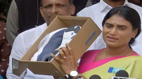 Ysrtp Chief Ys Sharmila Ts Shoe To Kcr Dares Him To Join ‘padayatra
