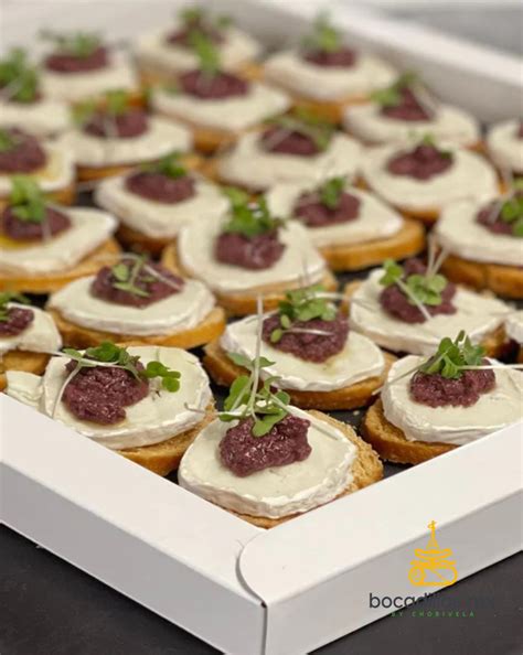 Mini Bruschetta Con Tapenade De Aceitunas Negras Bocadillos Mx