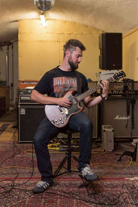 How To Play Faster Through Proper Guitar Posture Fretello