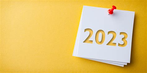 새해 복 많이 받으세요 2023 화이트 스티커 메모와 노란색 판지 배경에 빨간색 푸시 핀 2023년에 대한 스톡 사진 및 기타