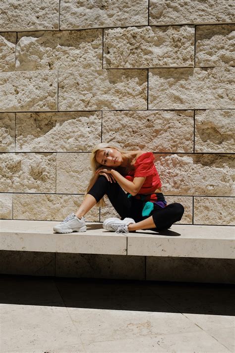 Foto Mujer Con Camisa Roja Y Pantalones Azules Sentada En Escaleras De
