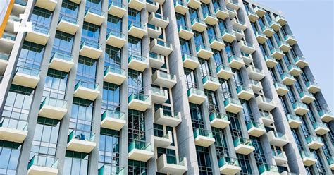 Foto Un Edificio Alto Con Balcones Y Balcones En él Imagen Emiratos