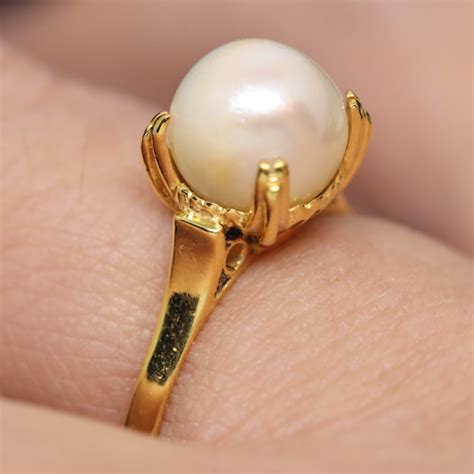 แหวนทองคำประดับมุกแท้ทรงกลมขนาด 0 8mm ตัวเรือนทอง 18k