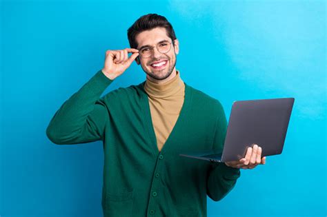 좋은 기분 멋진 남자 녹색 카디건 팔 안경 문자 메시지 인스 타 그램 트위터 전보 페이스 북 장치 격리 된 푸른 색 배경의 사진 남자에 대한 스톡 사진 및 기타 이미지